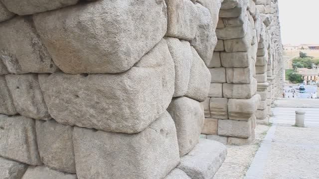 Древнеримский античный акведук в Сеговии (Испания).