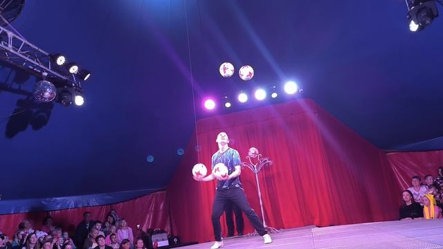 Цирковое Жонглирование Футбольными Мячами: Завораживающий Аттракцион! ⚽🎪