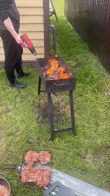 А Вы знали что разжечь угли для мангала можно при помощи строительного фена.