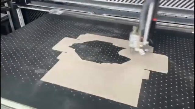 Автоматическая машина для нанесения клея GlueSPRAY: проклейка окошек по контуру, 1 поток