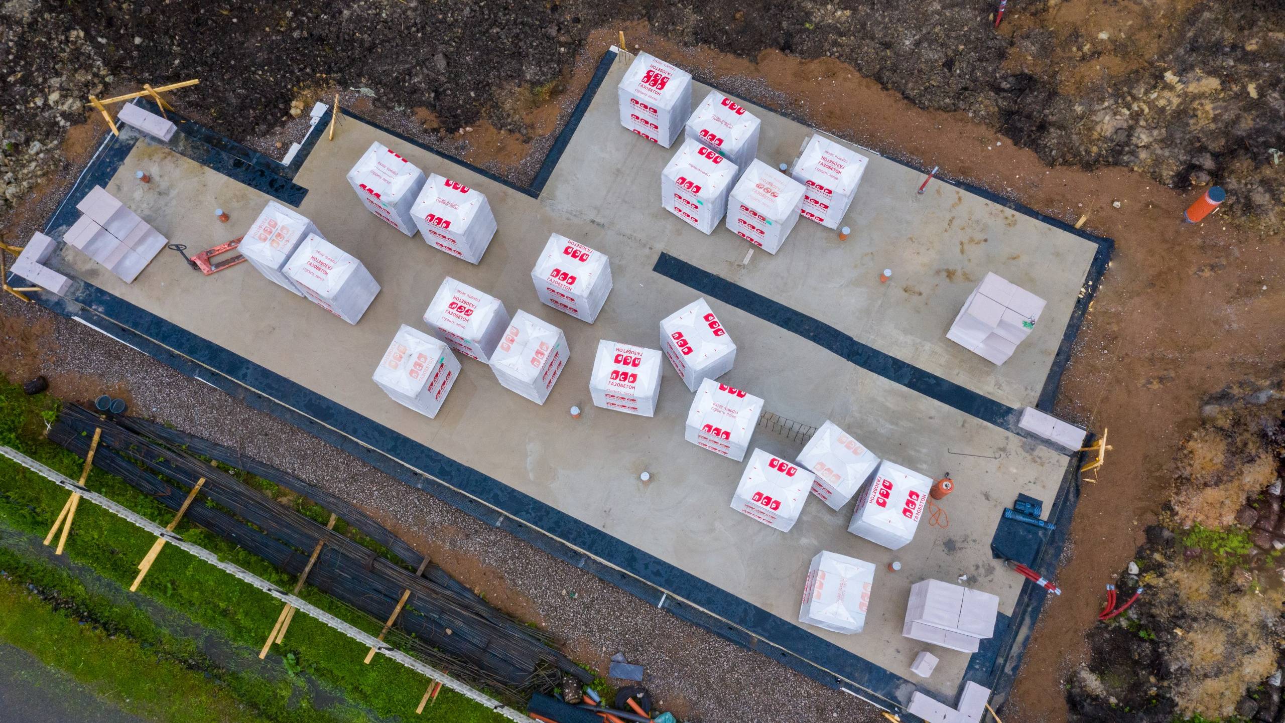 Готовая плита монолитного фундамента дома площадью 185 м2 в коттеджном поселке Резиденция у озера