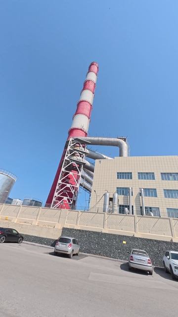 Огромная 150-метровая красно-белая труба видна каждому уфимцы и днём и ночью! #Уфа