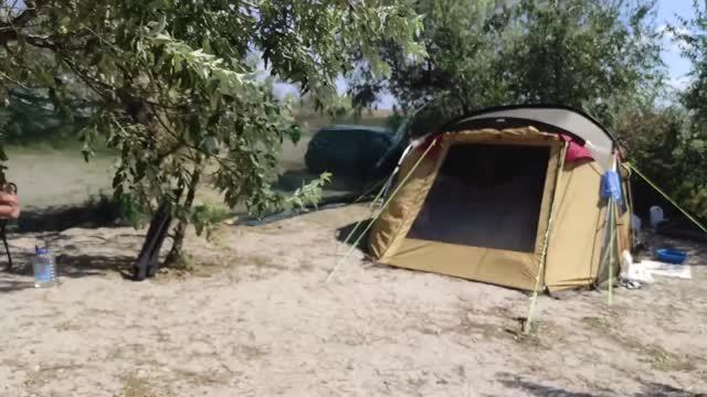 Живу в палатке с женой на берегу моря