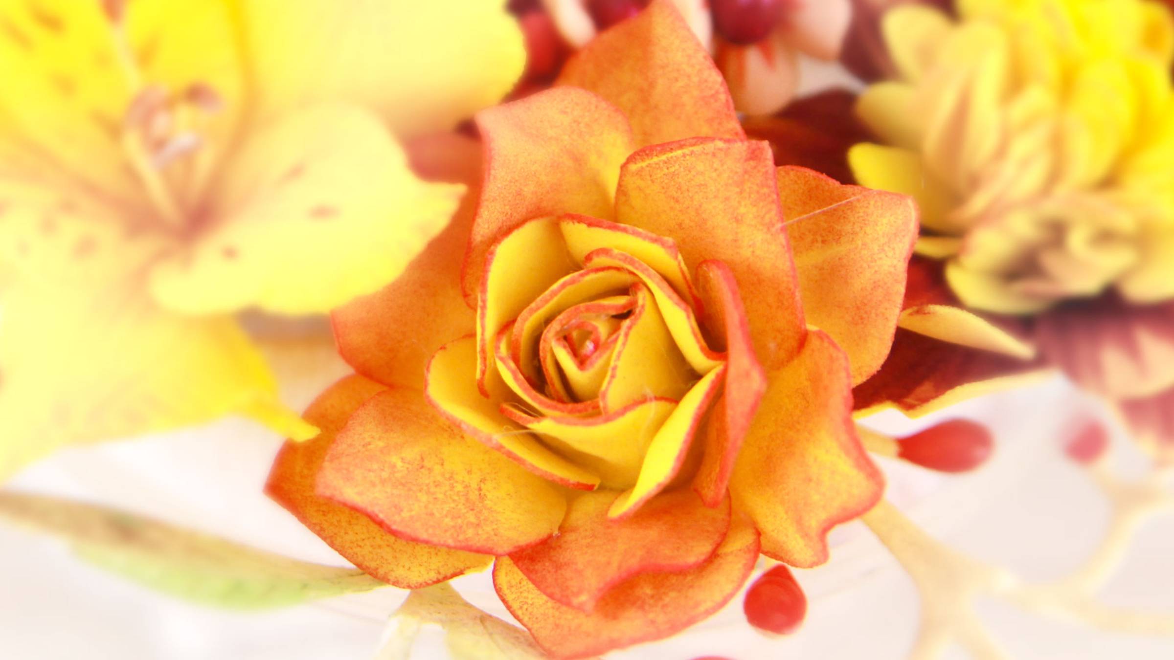 Вырезаю шестилистники из желтого фоамирана, тонирую их оранжевой пастелью и собираю солнечные розы