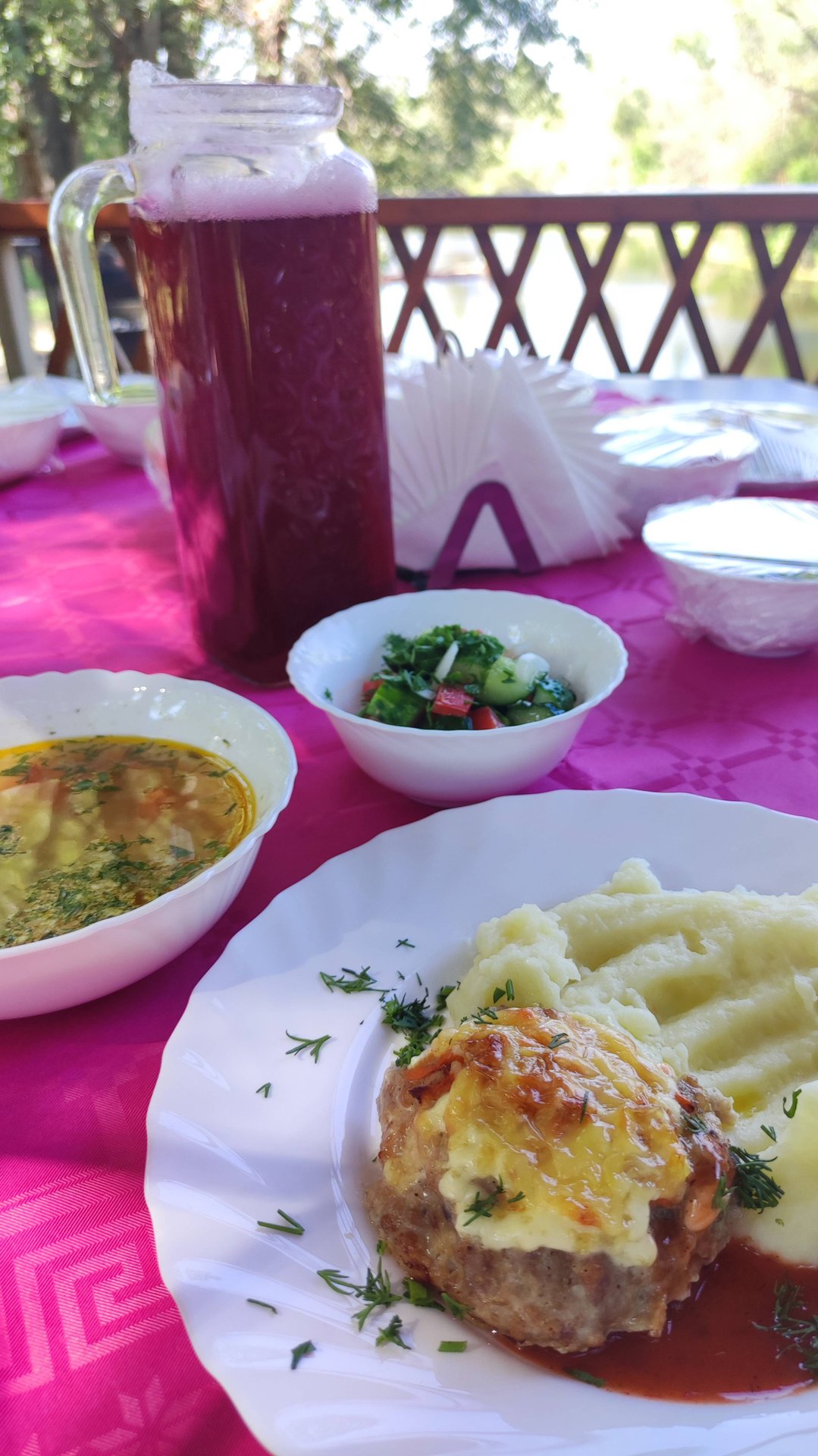 Вкусный обед на берегу ерика и жара уже не так мучительна, аппетит и настроение, и отдых на высоте!