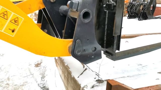 Работа механического квик-каплера.  Фронтальный погрузчик  Liugong CLG 835H. www.Liugong43.ru