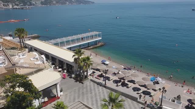 Вид на Ялту и пляж со смотровой площадки Грин Холла #крым #ялта #гринхолл #набережная #пляж