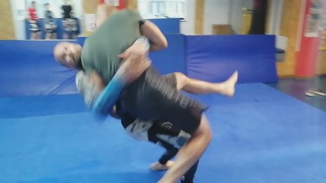 Обучалка от сенсея: бросок обхватом сбоку + "табуретка". Кэмпо ММА грэпплинг
