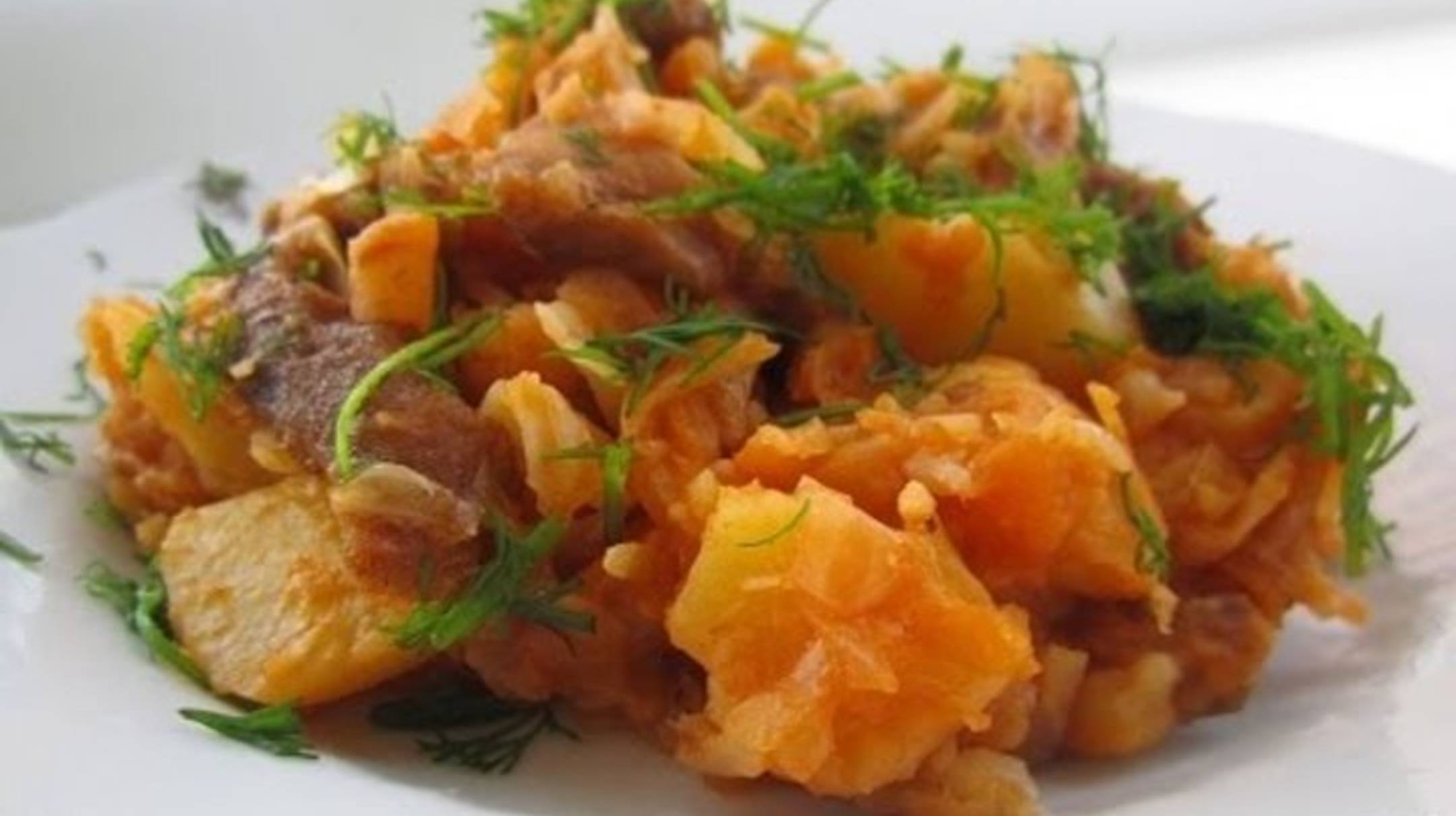 Тешеная капуста с мясом и картошкой. Вкуснятина.