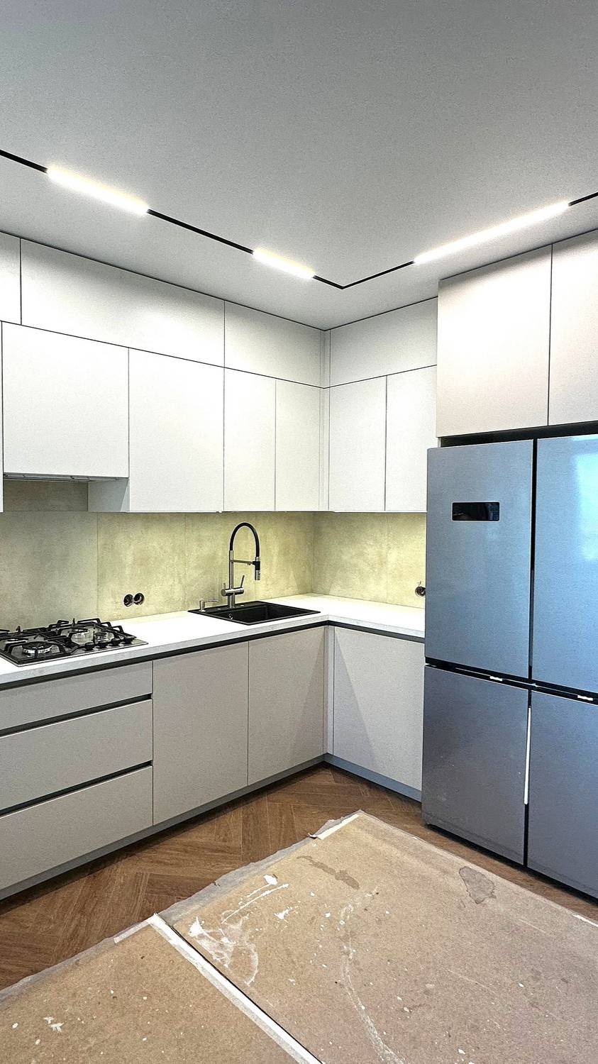 Марселайн - угловая белая кухня в стиле минимализм без ручек под потолок на заказ в Москве