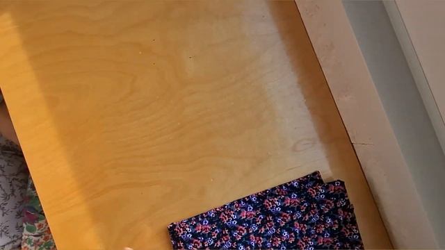 Эпизод 1.  Весна. Ткани из бабушкиного сундука на новые легкие платья. Текущие вязальные процессы