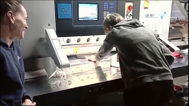 Обрезка уголков под 45 градусов на резаке GUOWANG GW92F в Рязани