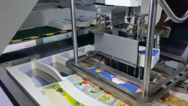 Автоматический съем заготовок на конвейер в бланкировальной машине RotoLINE-1080