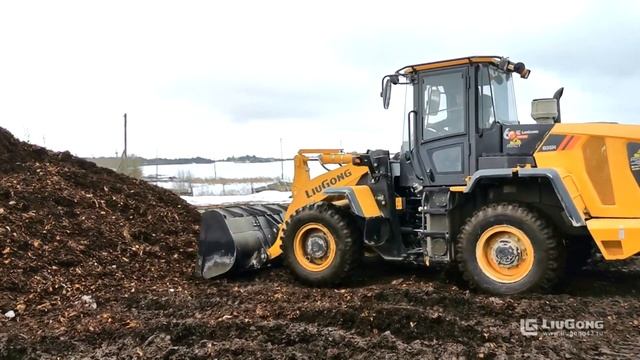 Фронтальный погрузчик Liugong CLG 835H на погрузке щепы.  АиСТ - официальный дилер LiuGong.