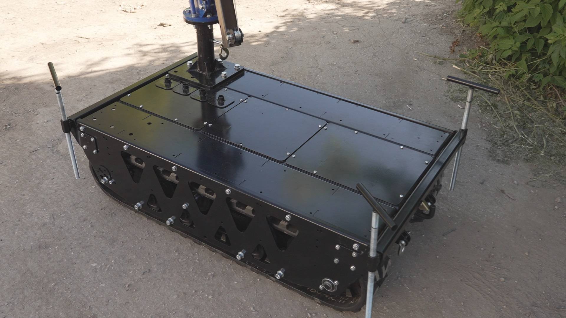 Наземный гусеничный дрон Е18М с пультом