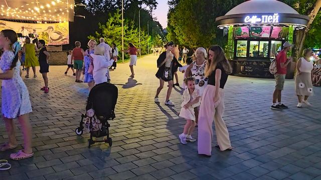 Анапа Боцман музыкальная группа выступает вечером на Арт Авеню на сцене Ракушка ул. Горького. Танцы.