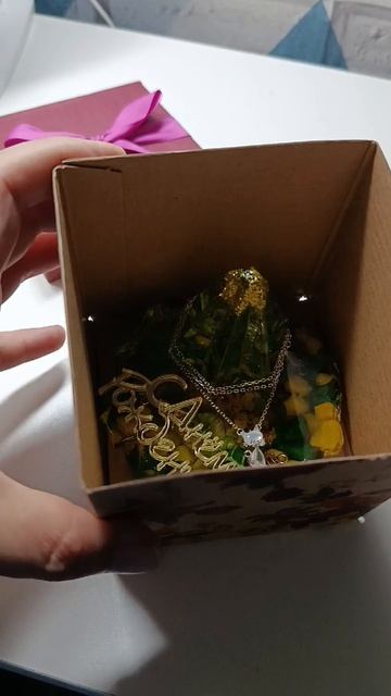 Подарок на день рождения, подставка из эпоксидной смолы + серебряный кулон в подарочной коробке