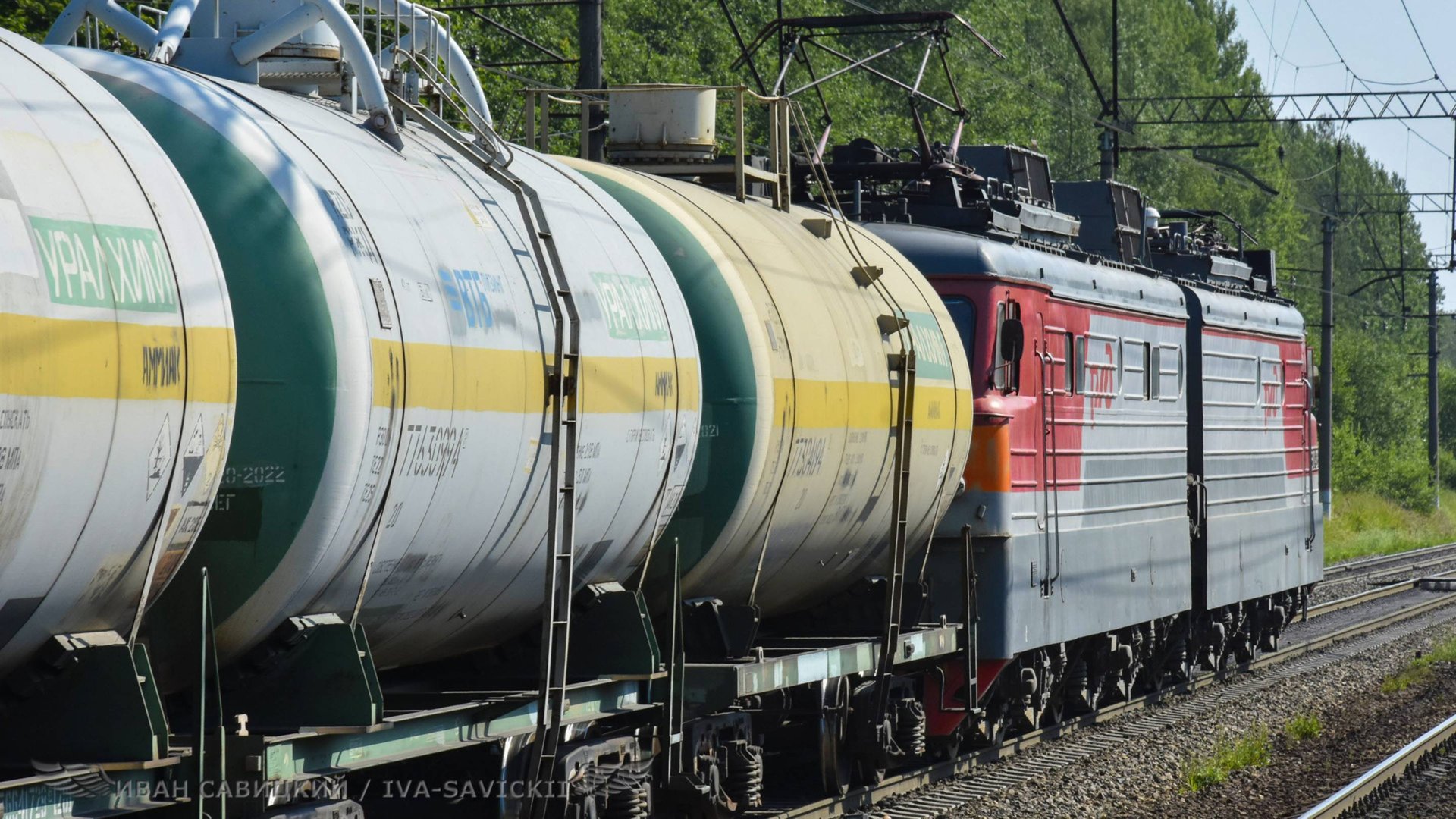 Электровоз ВЛ10у-213 с поездом вышел со станции Мга