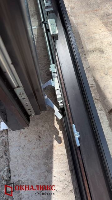 ПСК- портал установленный на веранде   с разносторонней ламинацией в доме орех, снаружи антрацит.