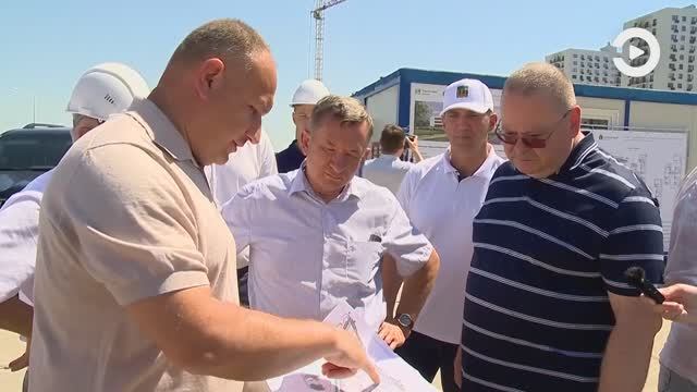 Олег Мельниченко оценил ход строительства двух школ в «Лугометрии» и «Арбековской заставе