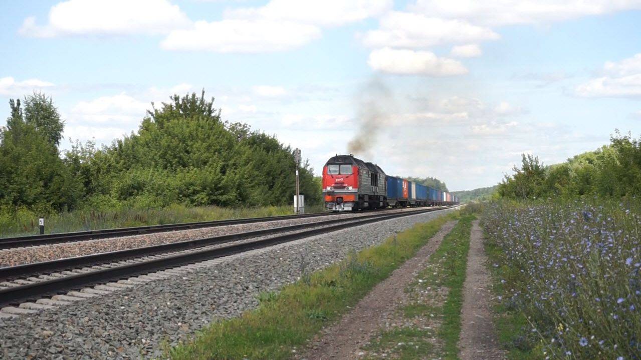 Тепловоз 2ТЭ25КМ-0419 в конце затяжного подъёма с контейнерным поездом.