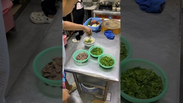 Очень вкусно готовят лапшу. Санья, бухта Дадунхай.