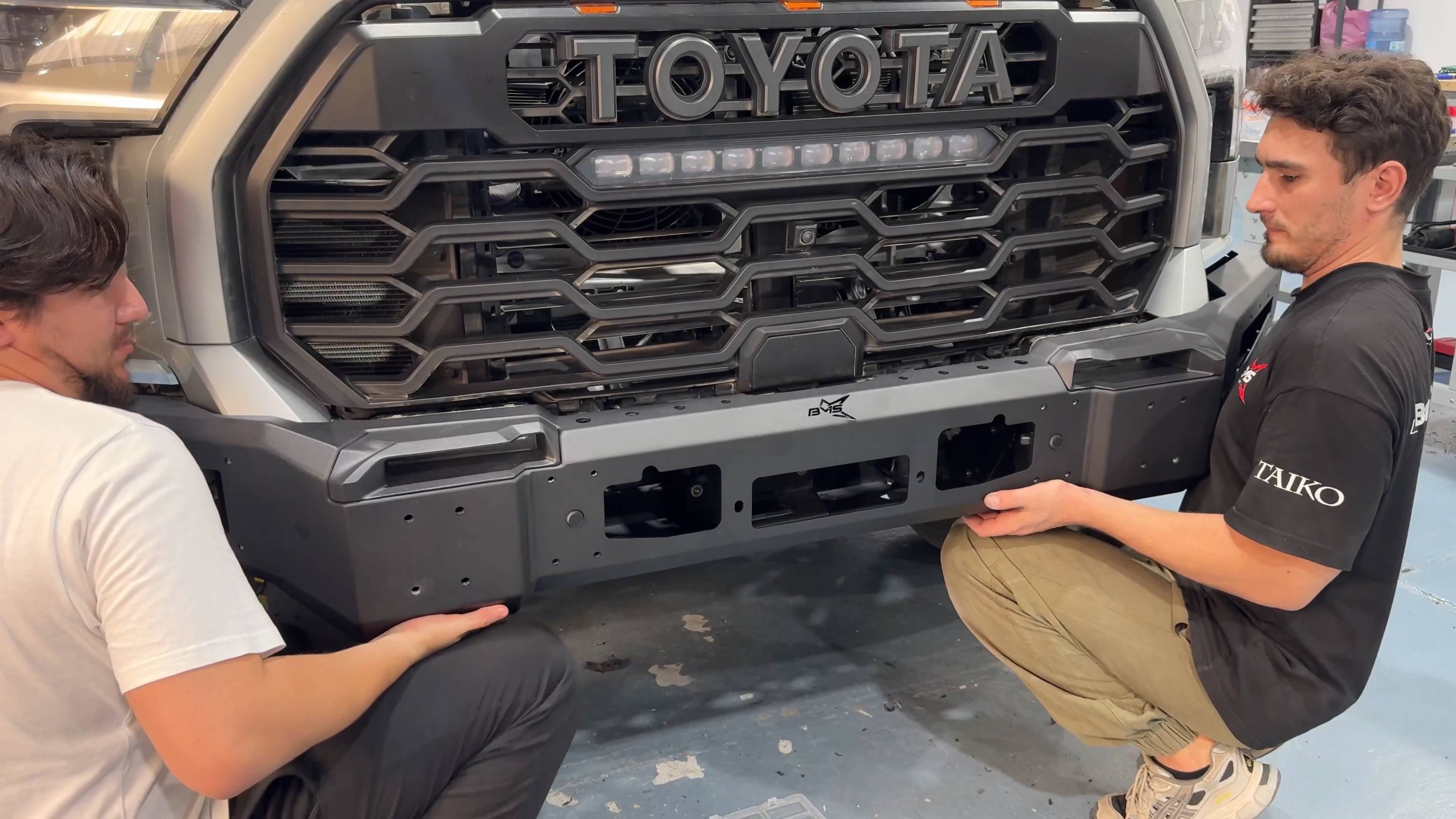 Установка  переднего силового бампера BMS PRO-Line для Тойота Тундра 2022-2025
