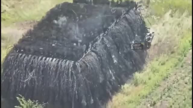 Брошенный на прорыв танк-монстр выдержал удары 60 дронов ВСУ