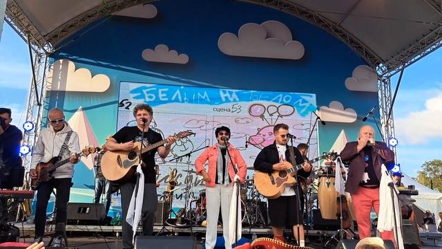 VID_20240824_191149.СмешBand-Белым на белом.Фрагмент концерта в Кронштадте.Остров фортов.2024.