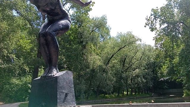 Москва река,Нескучный сад. Красивый фонтан украшает набережную