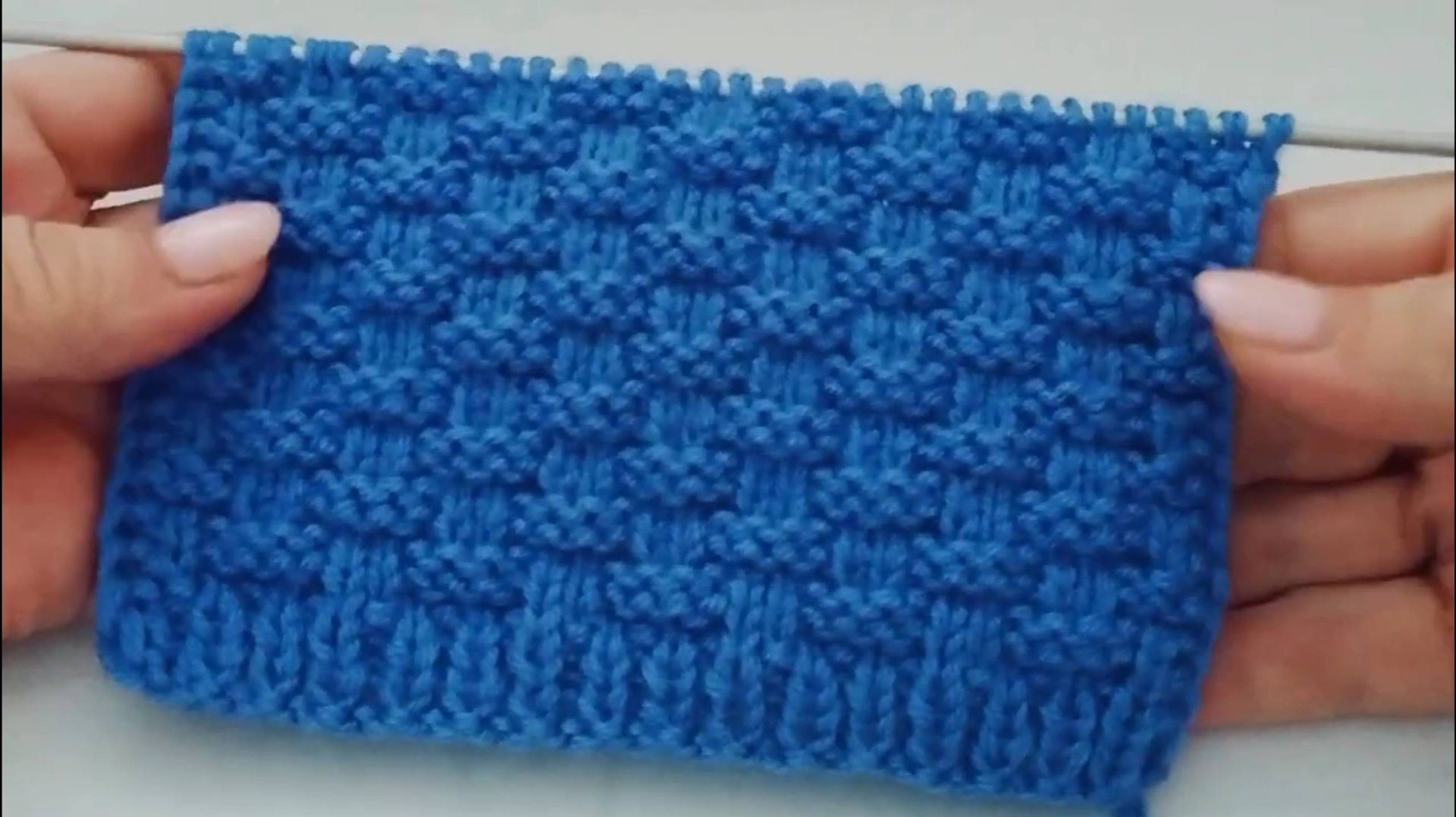 Теневой узор спицами поворотными и круговыми рядами.