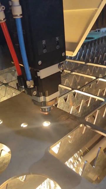 Резка металла на оптоволоконном станке XTC-1530H/3000 Reci