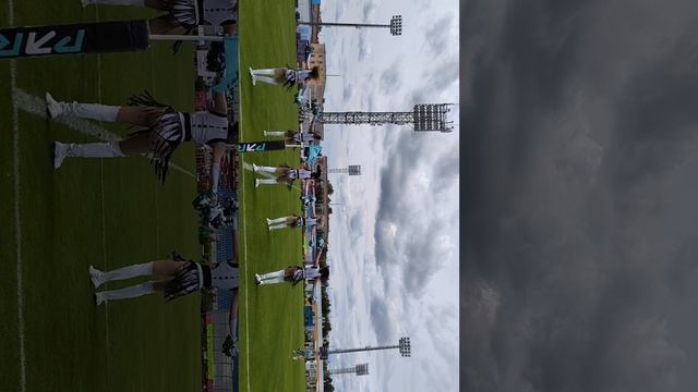 Чирлидеры зажигают трибуны