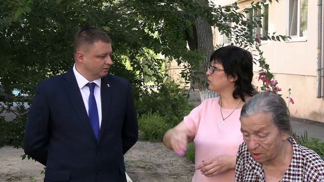 Благоустройство своего двора, проблемы парковки другое обсудили жители с главой городского округа