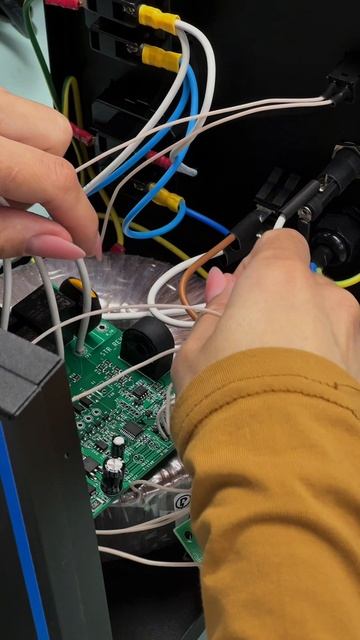 Монтаж проводов стабилизатора напряжения ПО Промсвязь. Контрактное производство электроники.