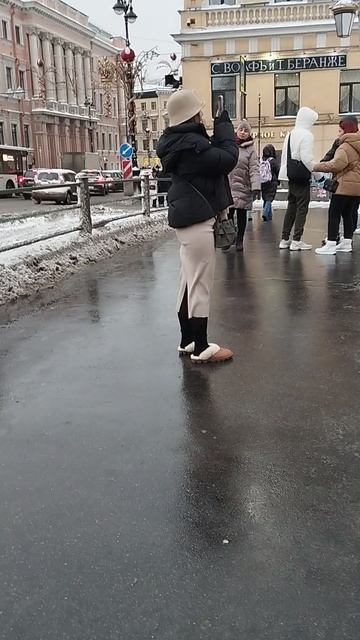 Иностранцы в тапочках в зимнем мокром Питере