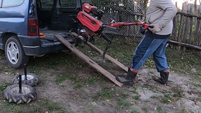 Погрузка мотокультиватора на фрезах.