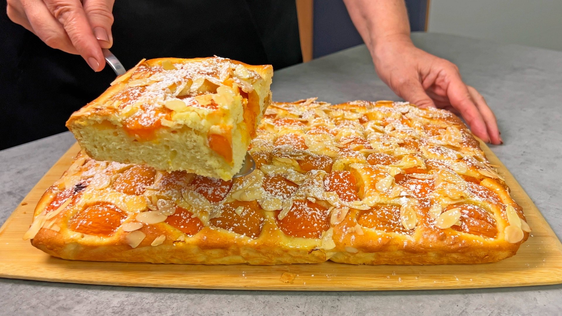 Быстрый и очень вкусный пирог с абрикосами! Тесто за 5 минут + выпечка! Самый простой рецепт!