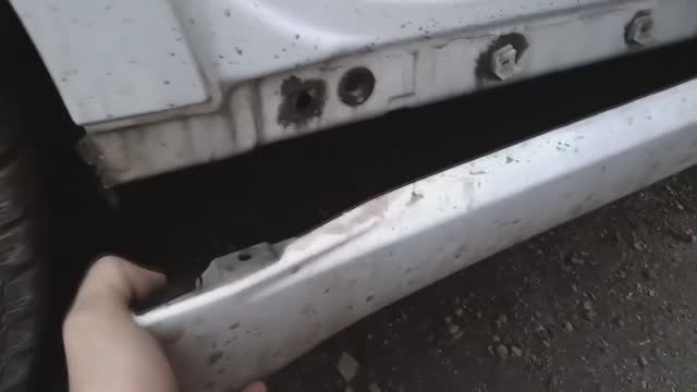 Как снять декоративную накладку на порог в автомобиле Шевроле Эпика 2014г