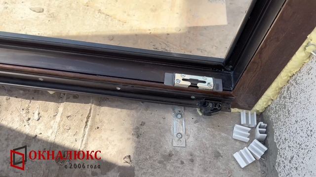 На веранде установлен ПСК- портал с разносторонней ламинацией, внутри дома орех, снаружи антрацит.