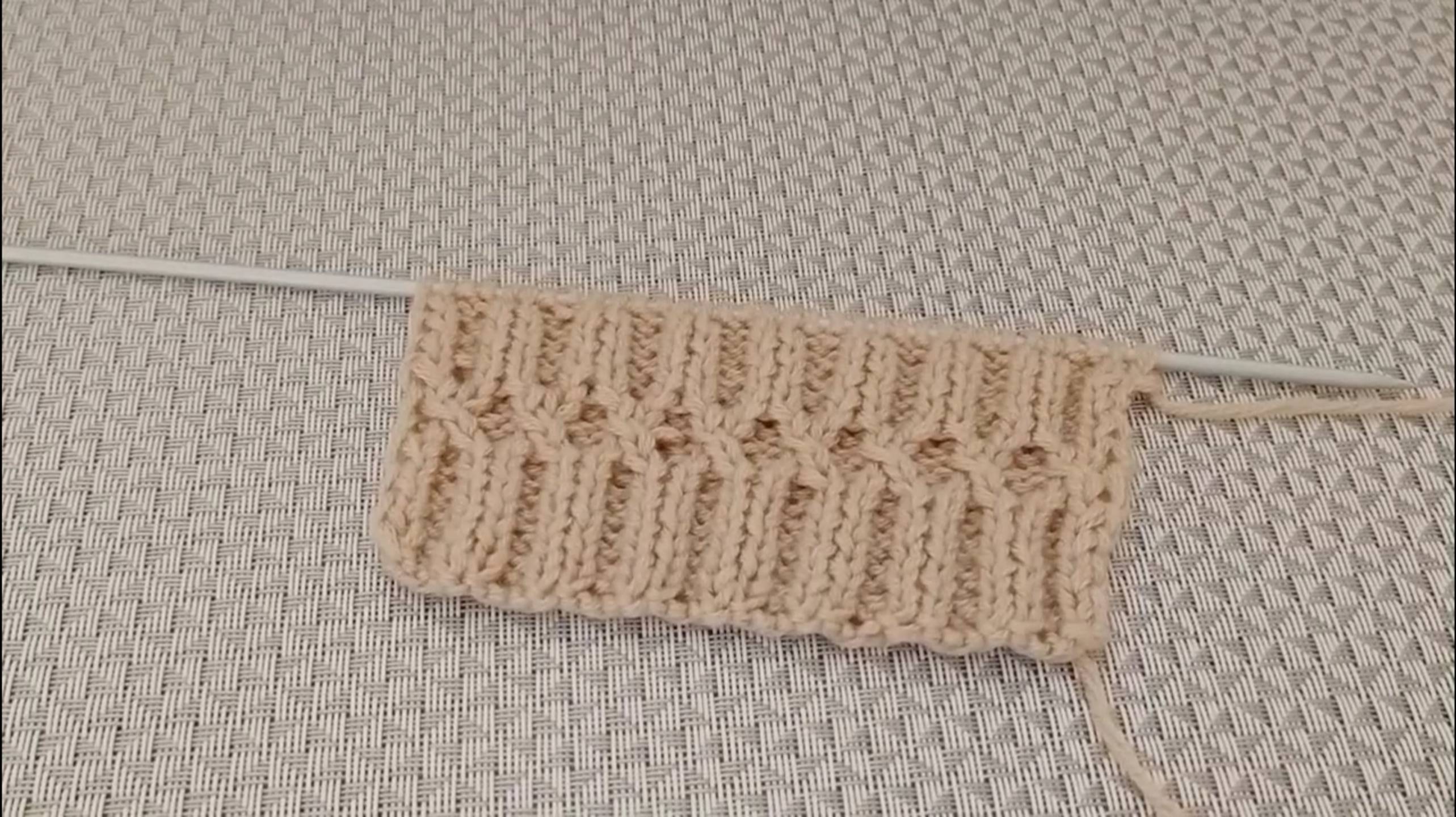 Декорированная резинка спицами поворотными и круговыми рядами.