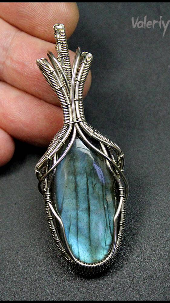 Кулон ручной работы из лабрадора и проволоки нейзильбер