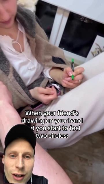 когда друзья рисуют на твоей руке