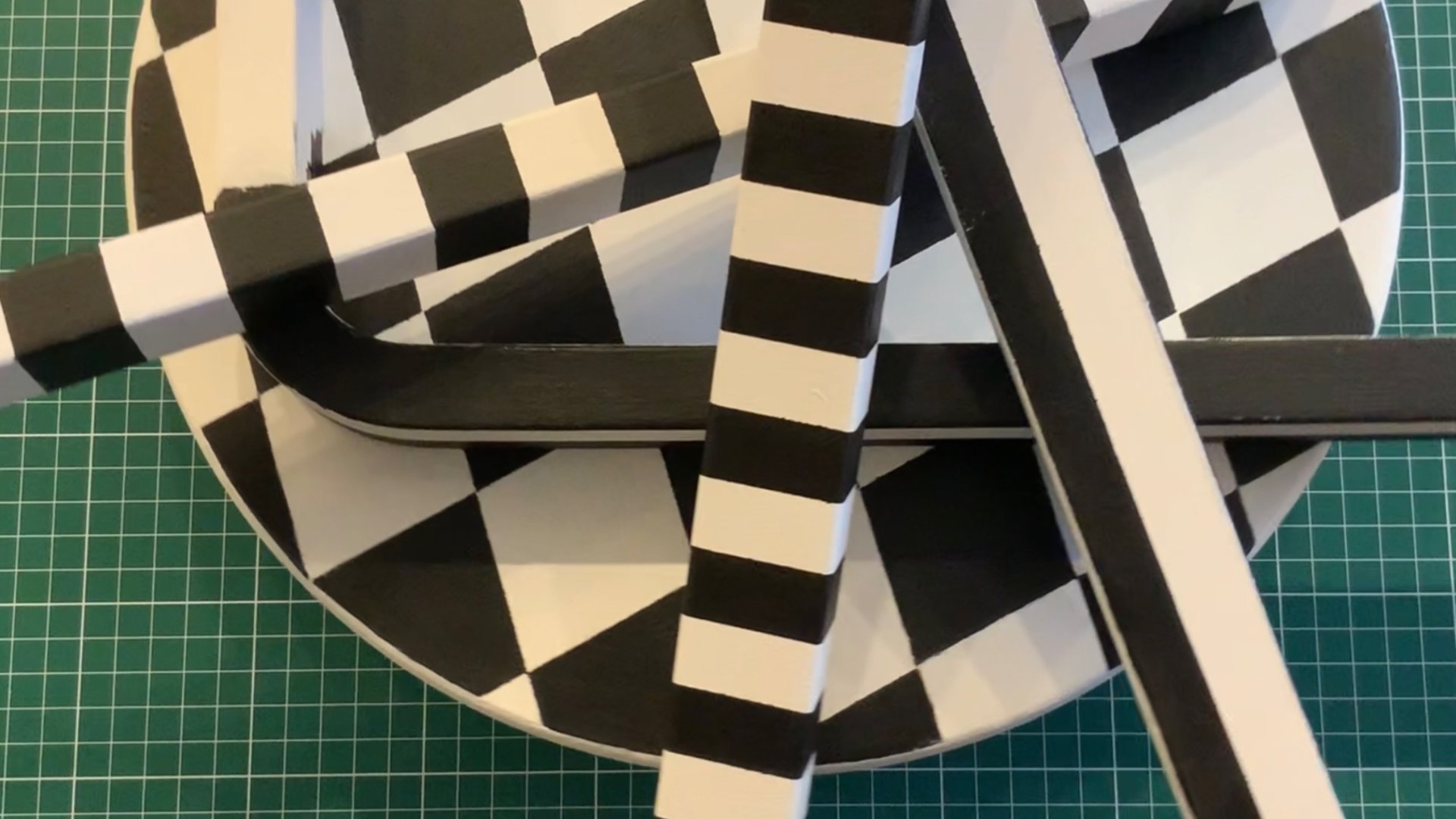 Весёлый табурет в стиле МакКензи