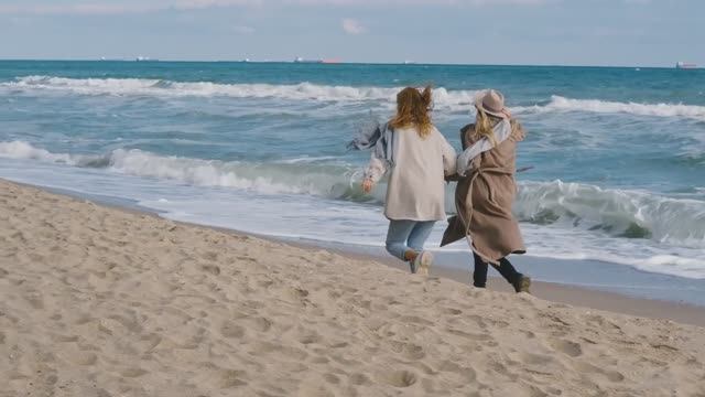 🌅 ОКЕАНСКОЕ ПОБЕРЕЖЬЕ / Девушки бегут вдоль линии прибоя