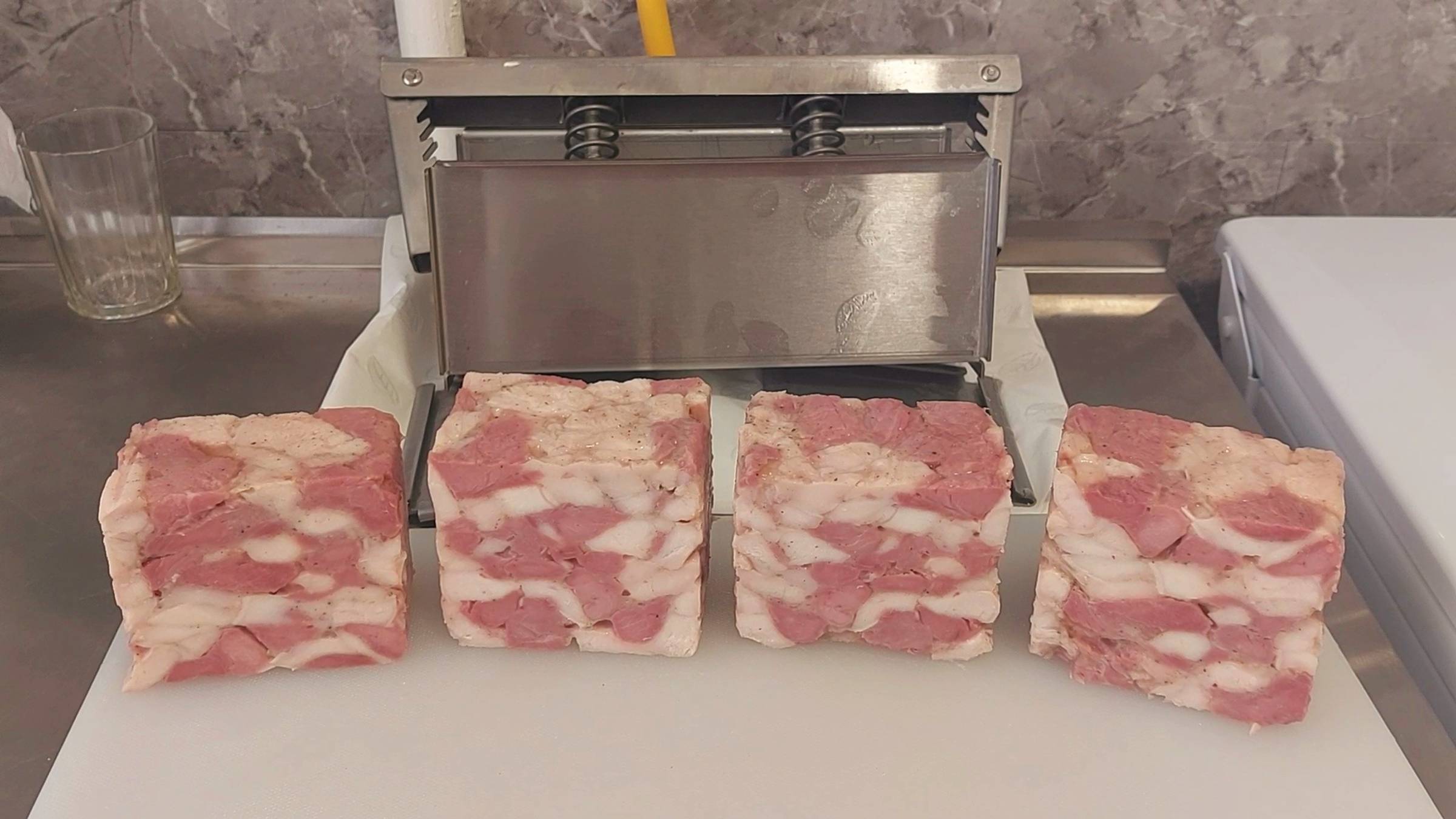 Как приготовить ветчину в самогонном аппарате? Рецепт домашней ветчины из индейки и курицы су вид.