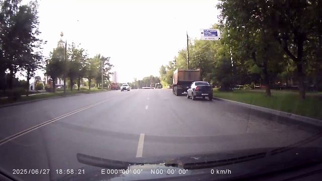 Не обгоняйте этого обиженника, оббибикает.