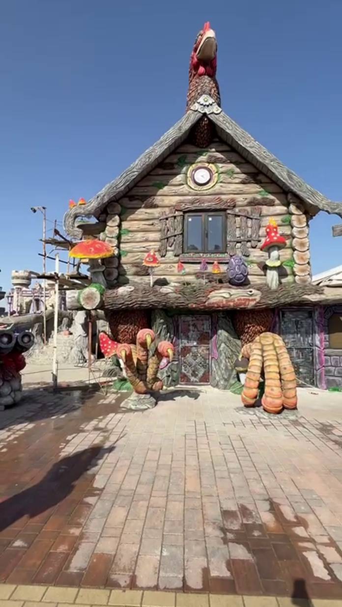 домик бабы  яги декор стен из  арт бетона  парк