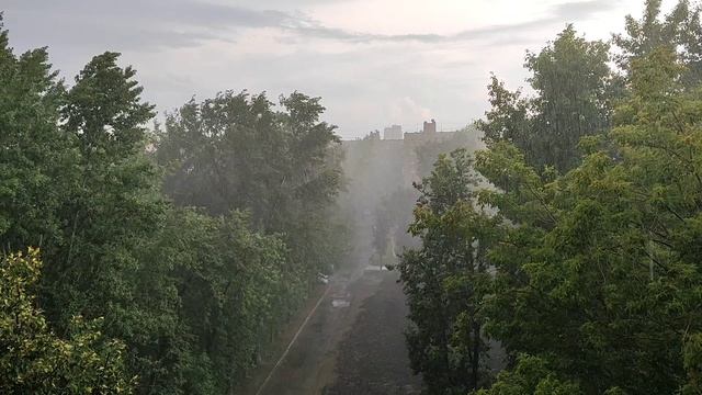 Москву накрыл мощный ливень. Гроза. Дождь. Сильный ветер. Июль 2025