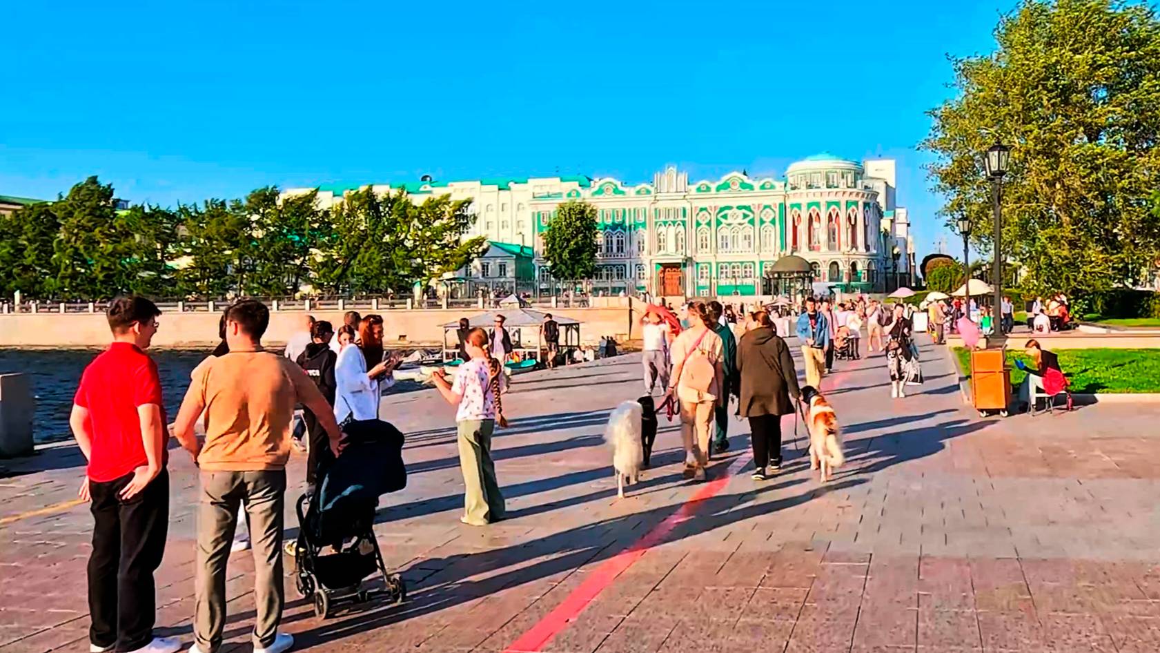 Вечер пятницы на Плотинке и набережной Екатеринбурга